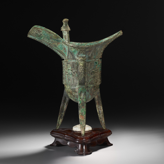 A VERY RARE LARGE BRONZE RITUAL WINE VESSEL, JUE
