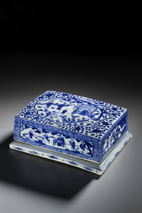 A VERY RARE BLUE AND WHITE WRITING BOX AND COVER