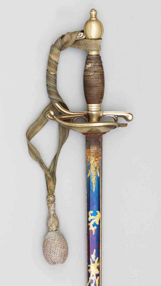 Degen eines Offiziers mit gebläuter Klinge und Scheide um 1900