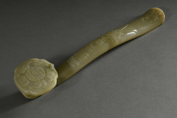 Celadon Jade Ruyi Zepter mit Glückssymbolen im Reliefschnitt ...