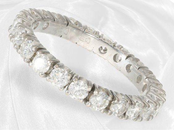 Klassischer, weißgoldener Brillant-Memoire-Ring, ca. 1,61ct