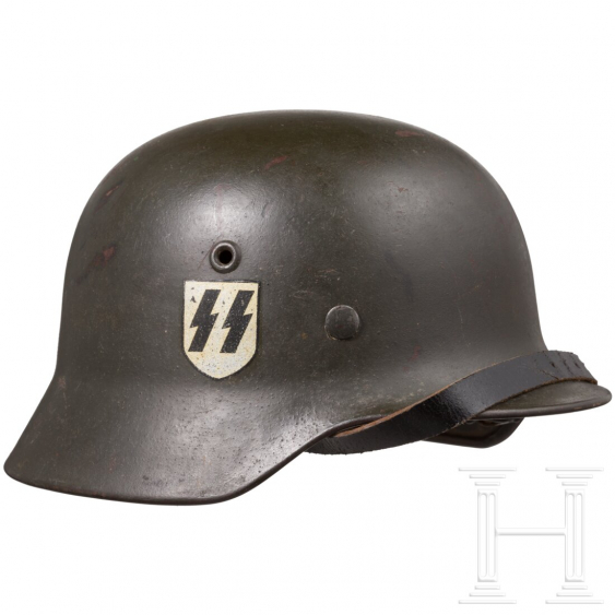 Stahlhelm M 40 der Waffen-SS mit einem Abzeichen — Découvrez des pièces ...