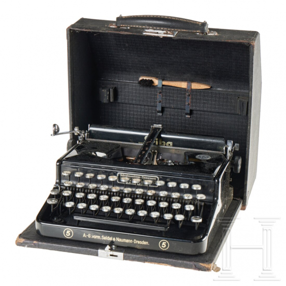 A Portable Typewriter with SS Key — Entdecken Sie seltene und ...