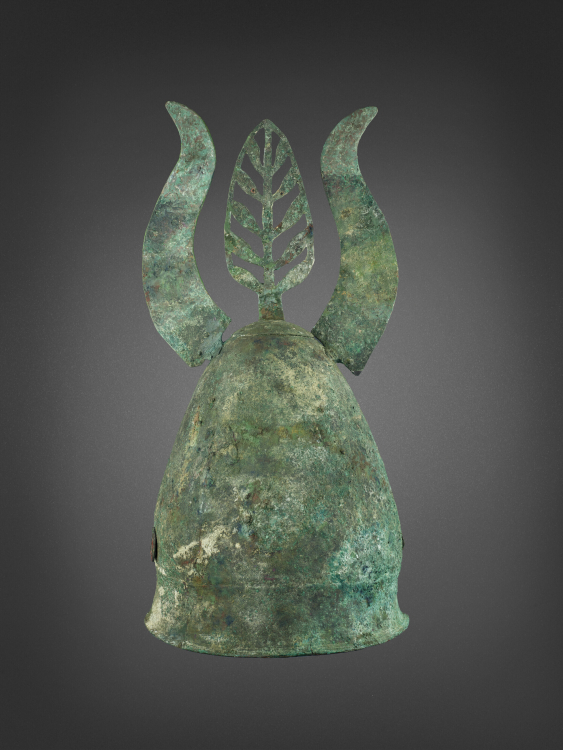 A GREEK BRONZE PILOS HELMET WITH A CREST AND HORNS — Sammlerstücke ...