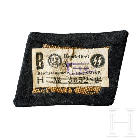 A Right Collar Tab with Runes for SS Enlisted