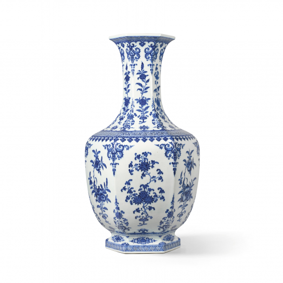 A LARGE BLUE AND WHITE ‘SANDUO’ HEXAGONAL VASE