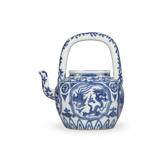 A RARE BLUE AND WHITE ‘DRAGON AND PHOENIX’ TEA POT