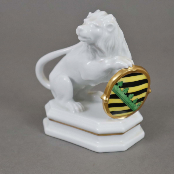 Porzellanlöwe mit dem Wappen Sachsens - Weißporzellan glasie…