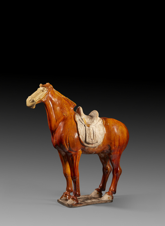 CHEVAL EN TERRE CUITE ÉMAILLÉE AMBRE