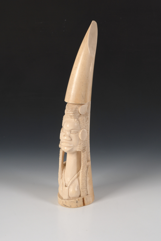 Elfenbein-Statuette.
