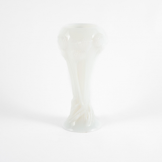 Eine große Milchglasvase mit Blumen