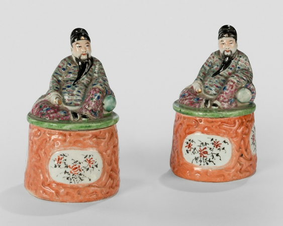 Zwei Deckeldosen mit Li Taibo aus polychrom dekoriertem Bisquit-Porzellan
