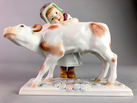Porzellanfigur: "Mädchen mit Kalb". Max Bochmann. Meissen Porzellan, 1 ...