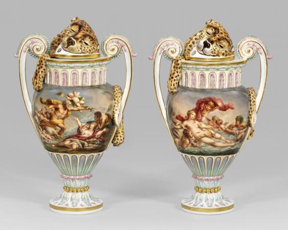 Paar seltene Potpourrivasen mit mythologischer Darstellung