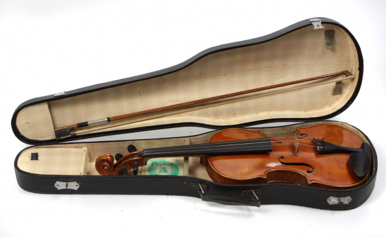 Geige mit Bogen u. Kasten