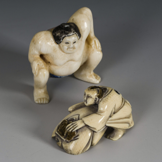 2 Netsuke - Sumoringer und Liebespaar Elfenbein