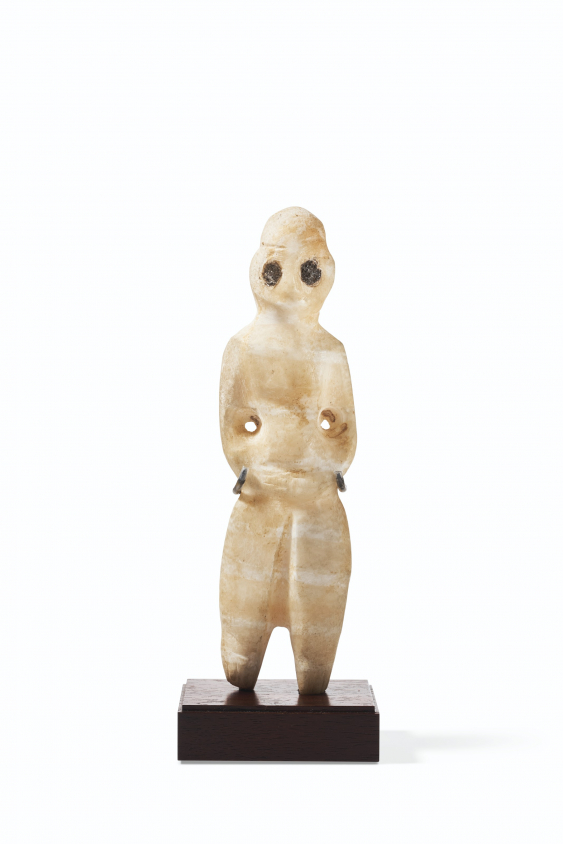 A MESOPOTAMIAN ALABASTER IDOL