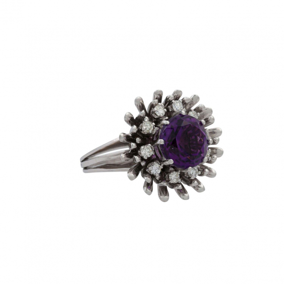 Ring mit Amethyst und Brillanten zus. ca. 0,3 ct