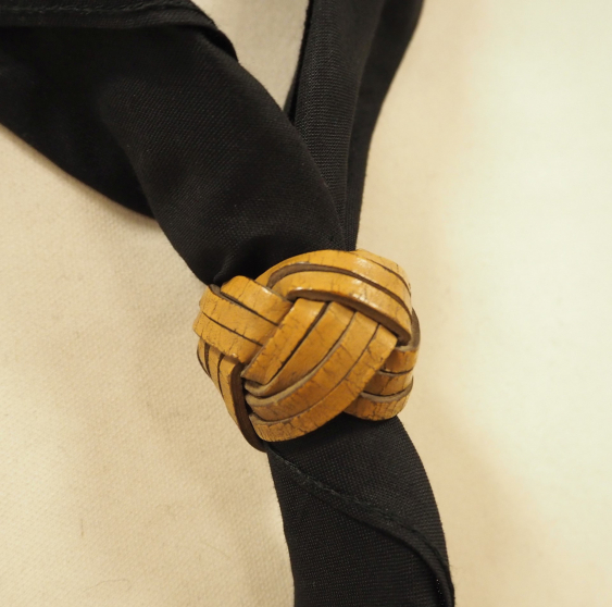 HJ: Halstuch mit Knoten.