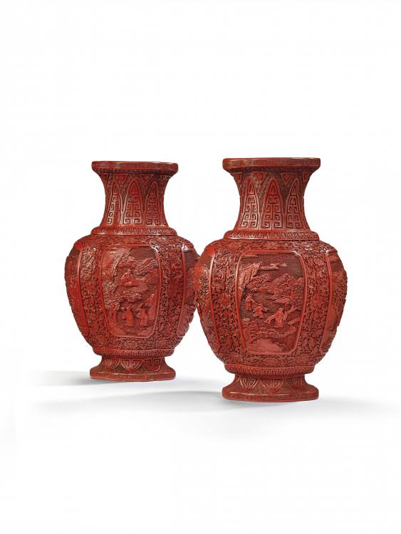 PAIRE DE VASES EN LAQUE ROUGE SCULPTÉE