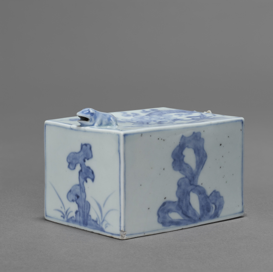 A BLUE-AND-WHITE SQUARE WATER DROPPER