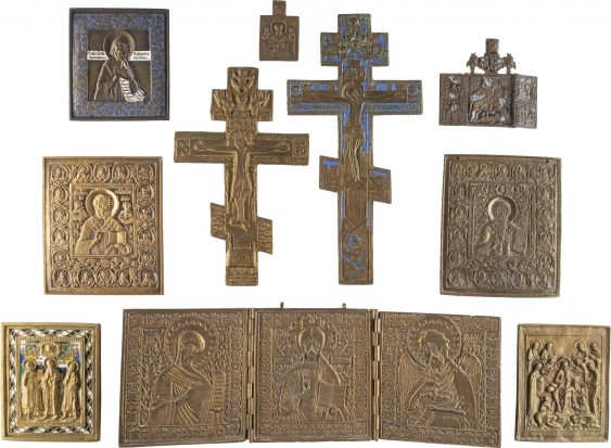 ZWEI KRUZIFIXE, ZWEI TRIPTYCHA UND SECHS BRONZEIKONEN MIT AUSGEWÄHLTEN HEILIGEN