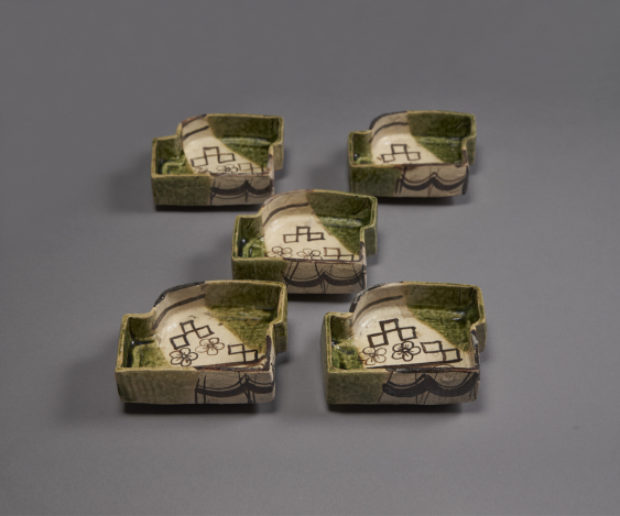 A SET OF FIVE STONEWARE FOOD DISHES (MUKOZUKE) — Katalog Japanese and ...