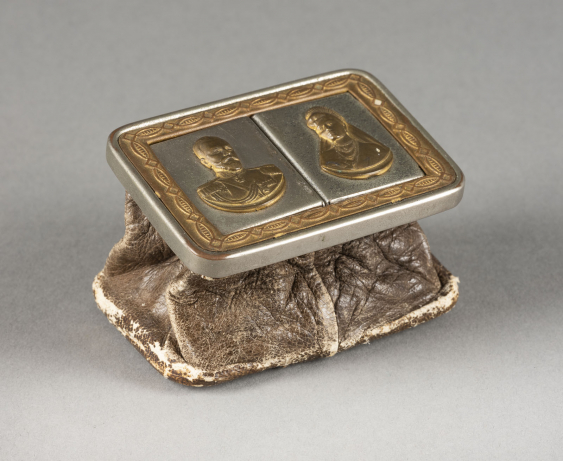 A VERY RARE PURSE SHOWING THE PORTRAITS OF NICHOLAS II A — catalog 127 ...