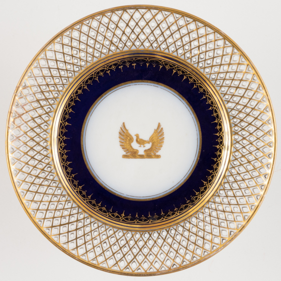 TELLER MIT DURCHBROCHENEM RAND UND GOLDENEM EMBLEM, Manufaktur ...