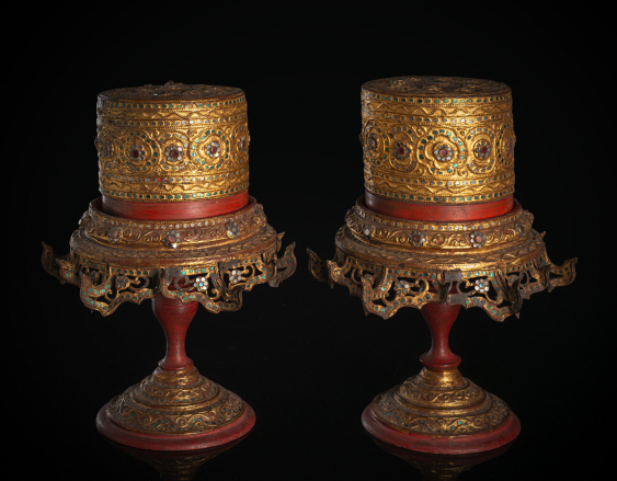 Paar Altar-Deckelgefäße mit Goldlackdekor