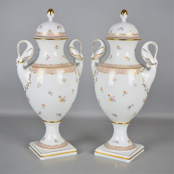 Kaiser, zwei Deckelvasen mit Blumendekor, 2. Hälfte 20. Jh.